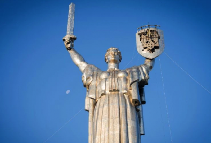 Κίεβο: Αντικατέστησε με την τρίαινα το σοβιετικό σφυροδρέπανο στο άγαλμα «Μητέρα Πατρίδα» | SDNA